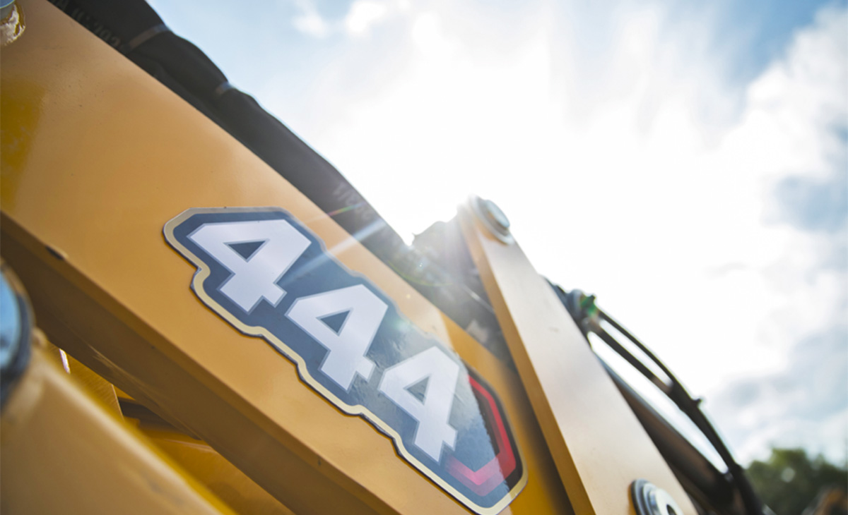 Rovokopač - utovarivač Cat 444 Multifunkcionalan stroj bez kompromisa