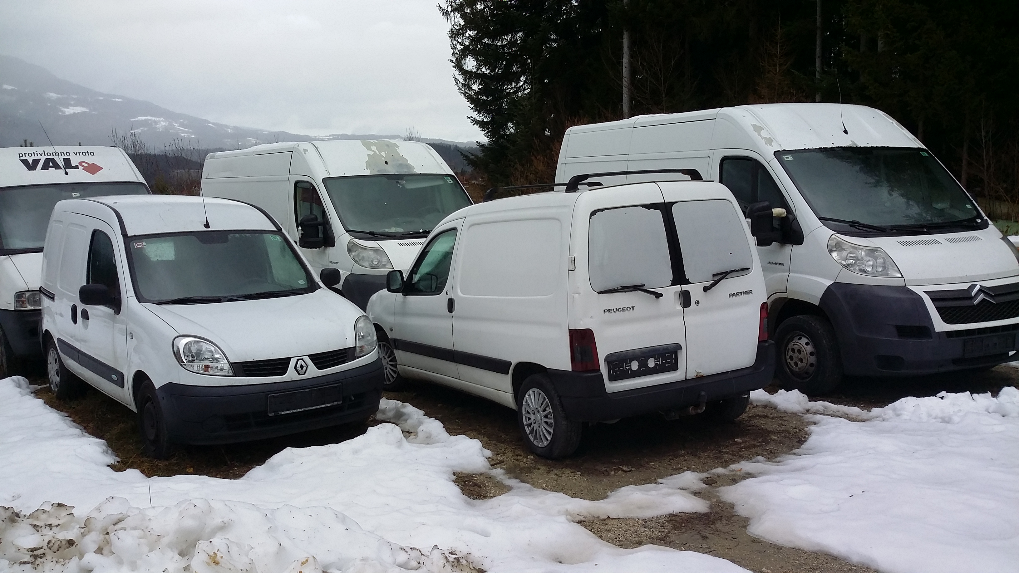 Vozila na dražbah: luksuzni BMW, škoda octavia, rolls-royce, dostavniki