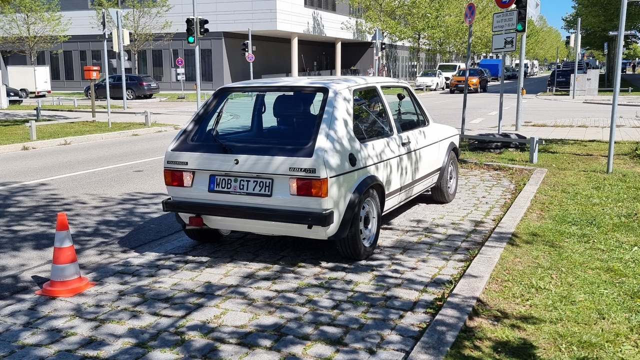 Münchenski avtosalon živi, ker je zapeljal med ljudi