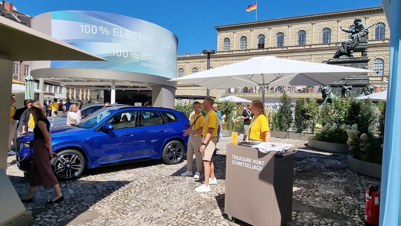Münchenski avtosalon živi, ker je zapeljal med ljudi