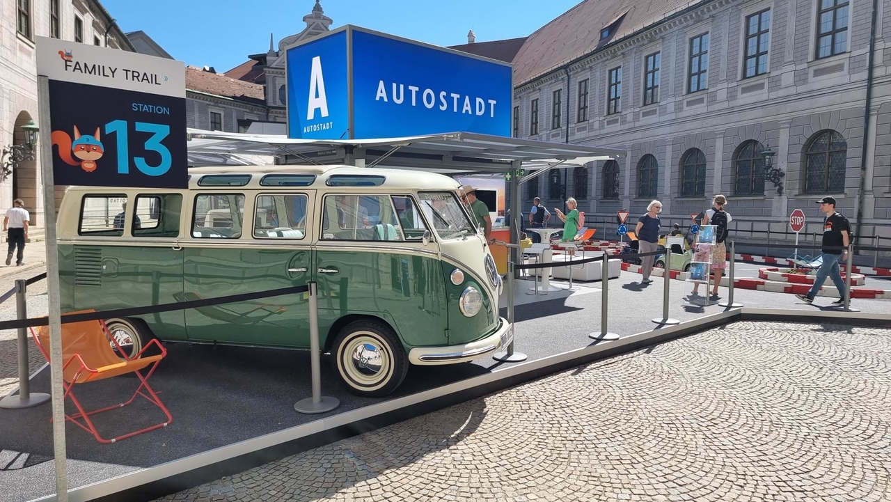 Münchenski avtosalon živi, ker je zapeljal med ljudi