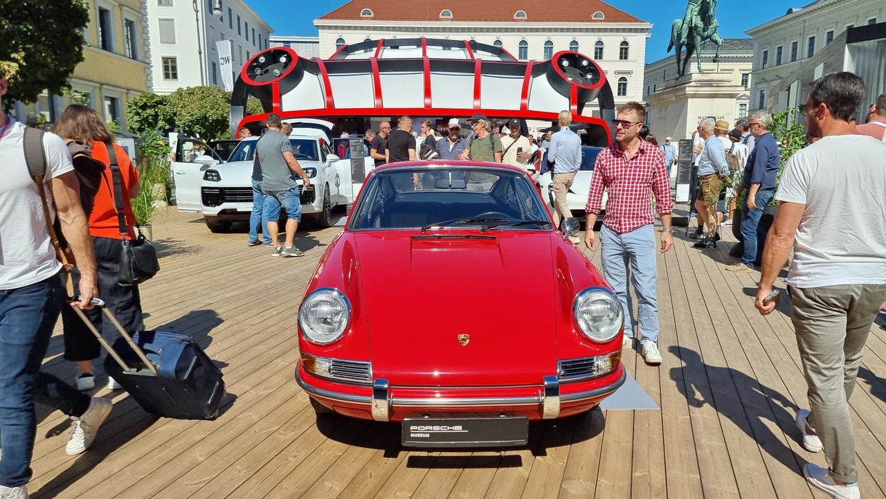 Münchenski avtosalon živi, ker je zapeljal med ljudi