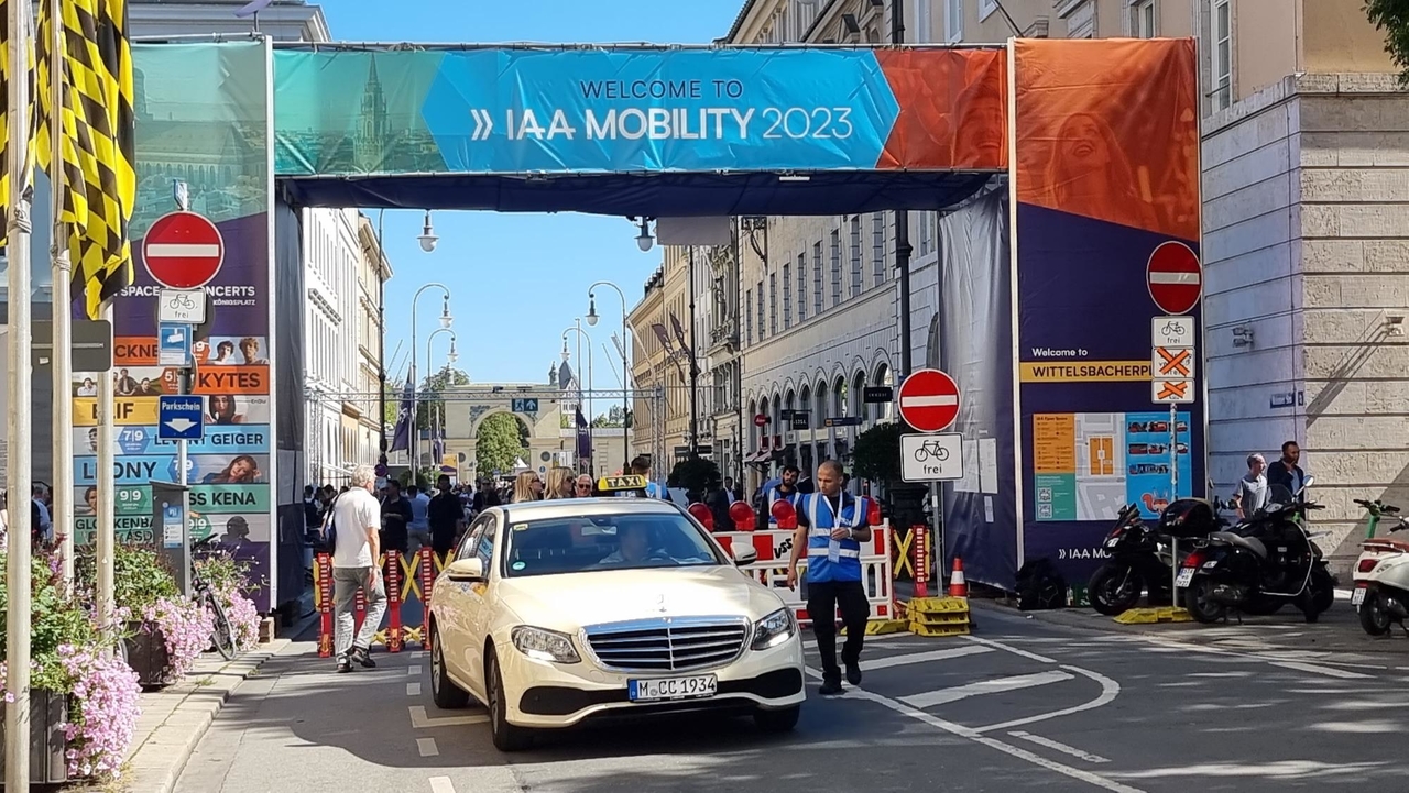 Münchenski avtosalon živi, ker je zapeljal med ljudi