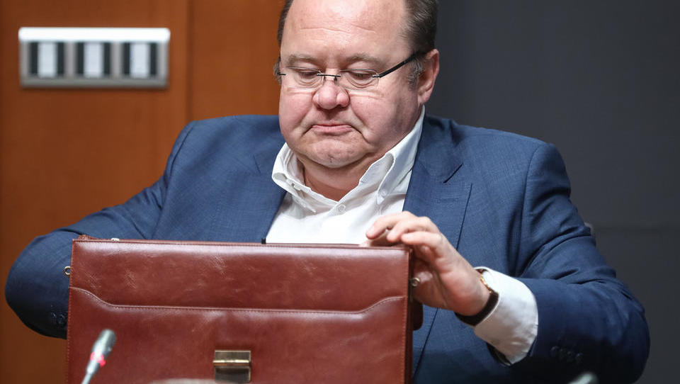 Hauc poslancem pojasnjeval svojo vlogo pri domnevnem pranju denarja v NKBM