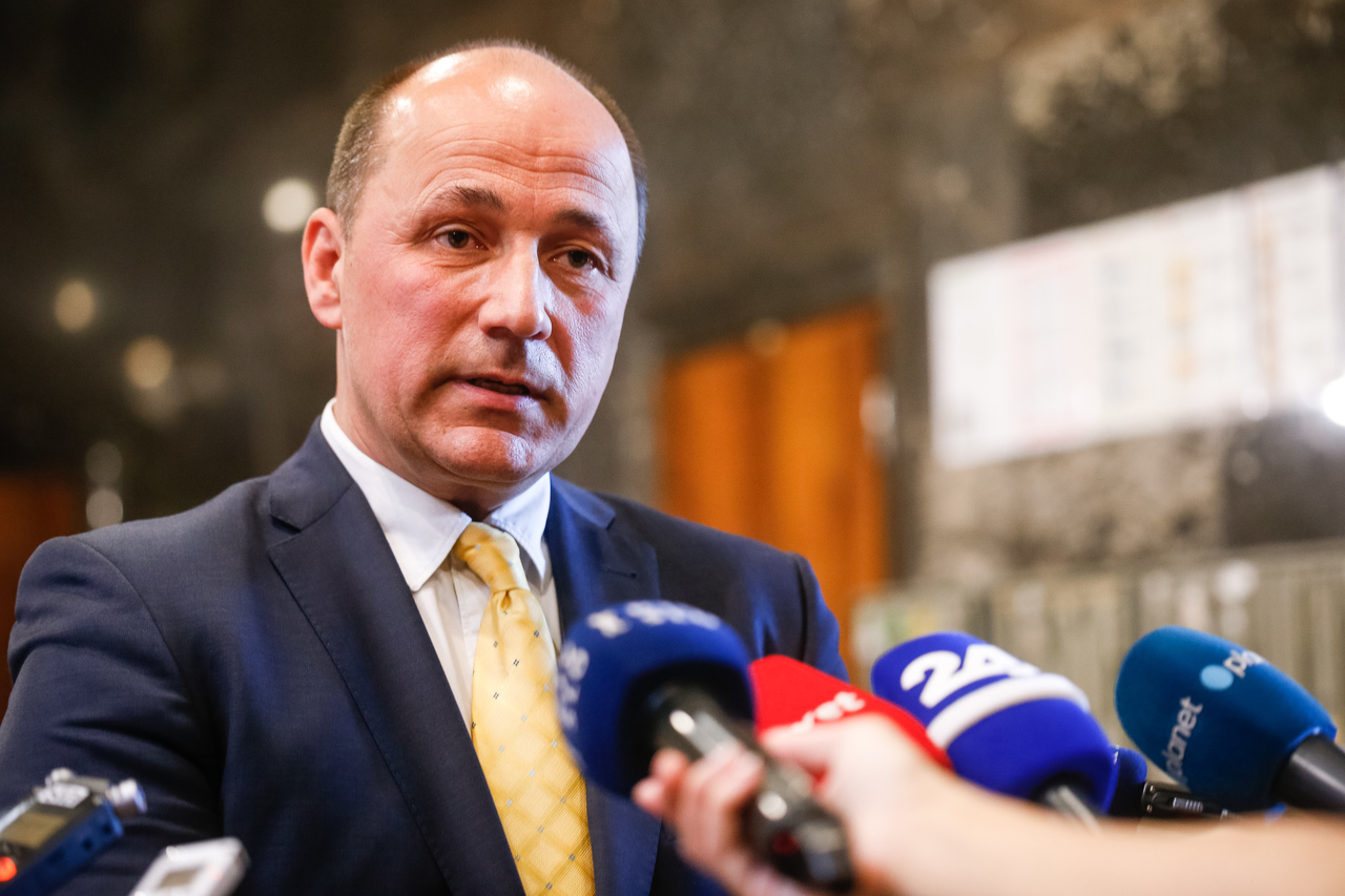 (razkrivamo) Načrt NIOSB: strošek dveh najetih tujih zdravnikov bi bil ...