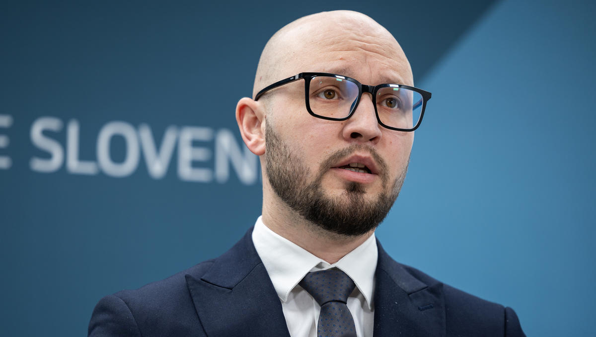 Vlada: Tudi zdravnike bodo lahko razporejali v tri izmene