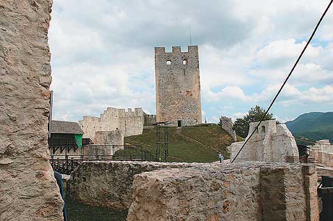 Večina turistov pride le na izlet