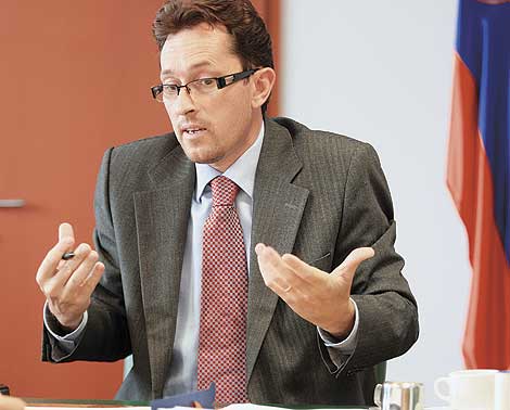 Minister Gregor Virant popravil vladno plačno napako