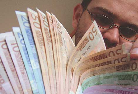 Denar nas dela bolj delavne in bolj trdosrčne