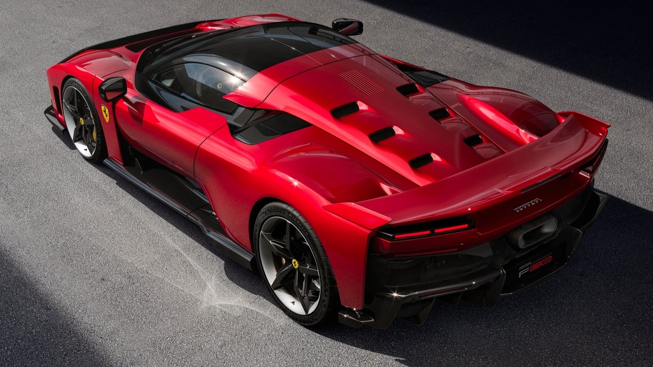 Ferrari F80 – utelešenje bencinske romantike s ščepcem elektrike za 3,6 ...