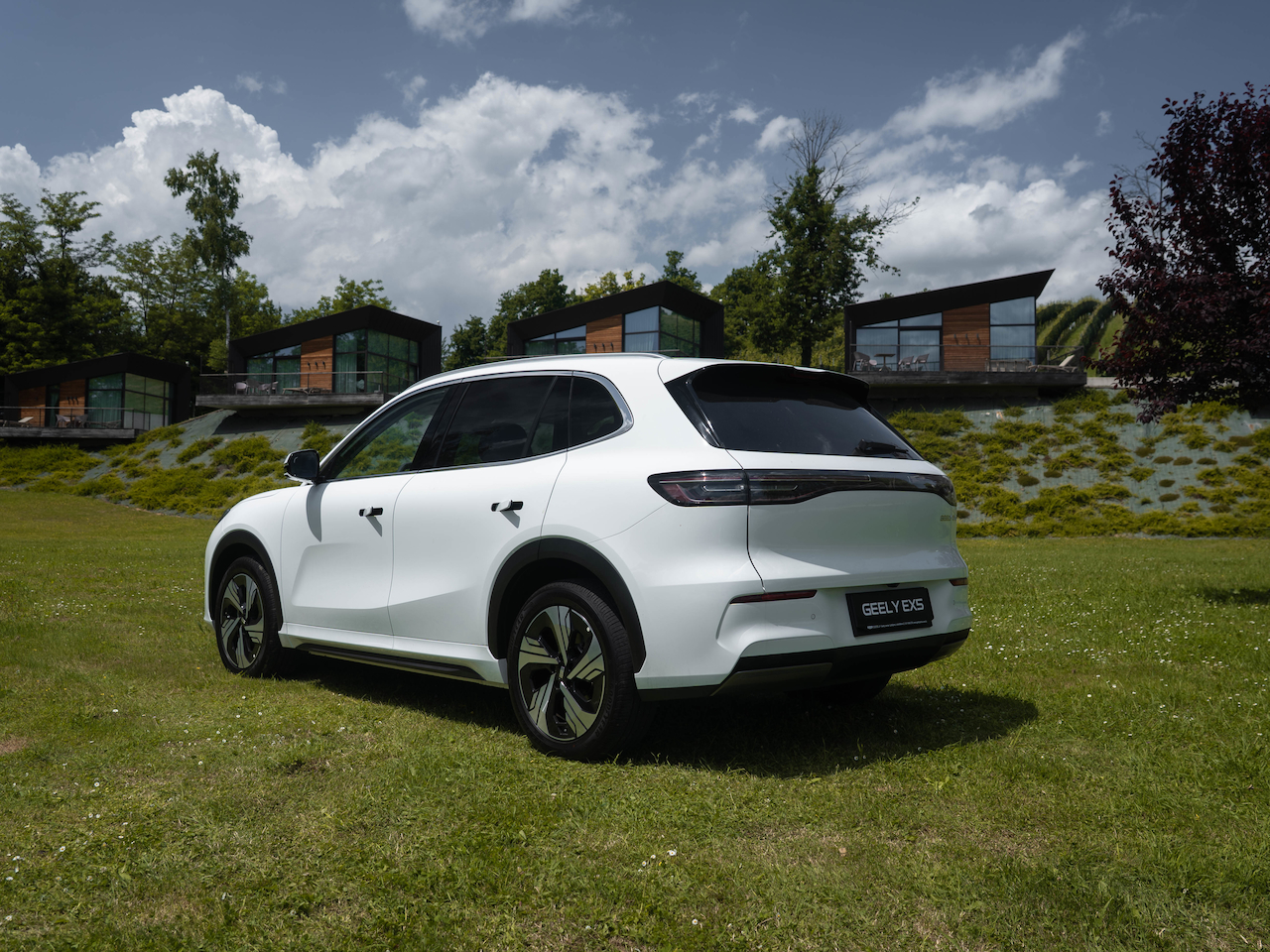Prvi Geelyjev in še zdaleč ne prvi električni SUV na trgu