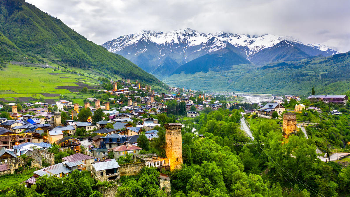 Narava in tradicija pod zasneženimi kavkaškimi vrhovi