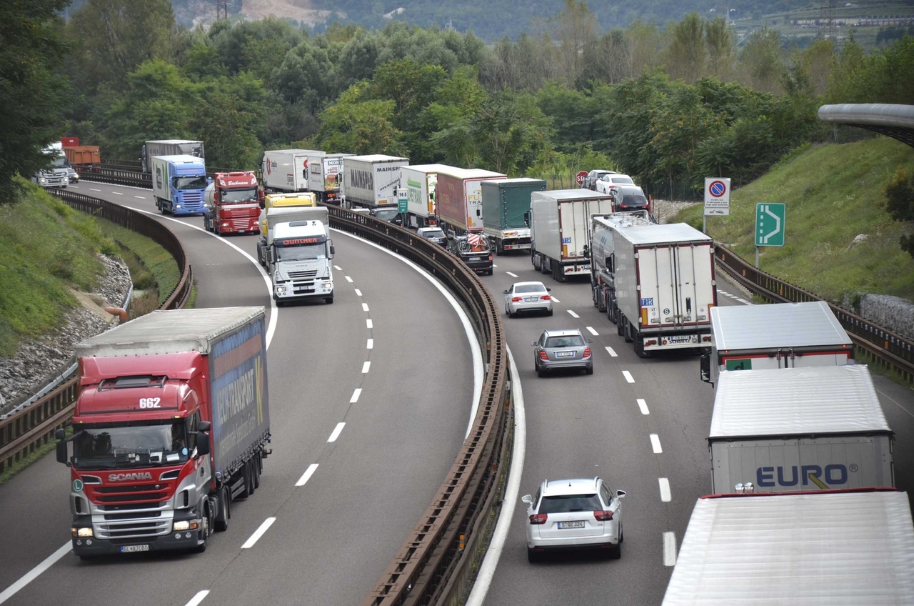 Tovorna vozila brez izpustov bodo plačevala za polovico manj cestnine