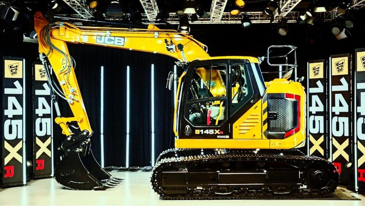JCB predstavil novosti, zvezda večera bager JCB 145XR