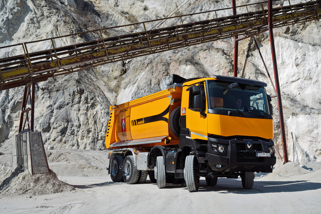 Renault Trucks K480 P8x4 medium: univerzalni gradbenik s pedigrejem