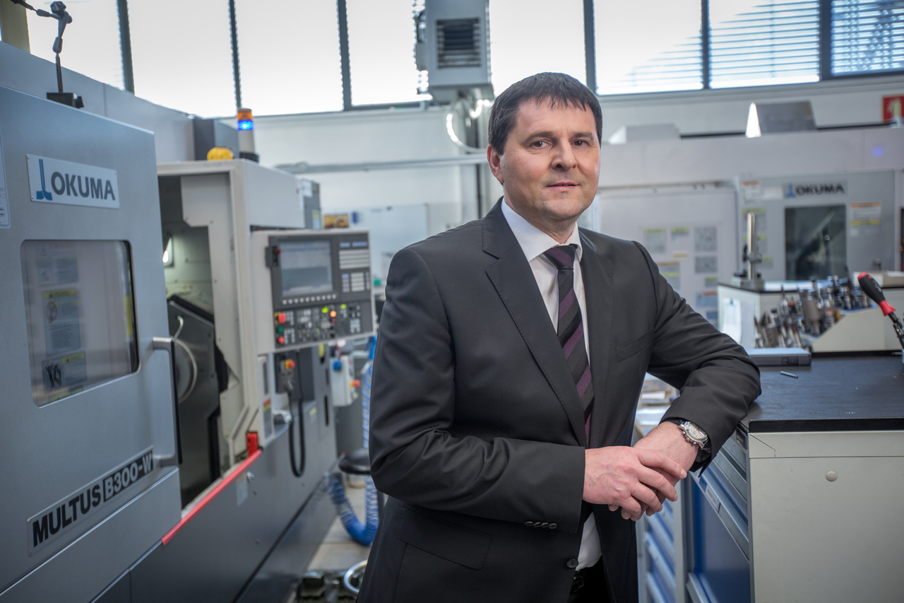 Pri gabaritih so prostorsko postavitev tovarne Yaskawe zmanjšali za več ...