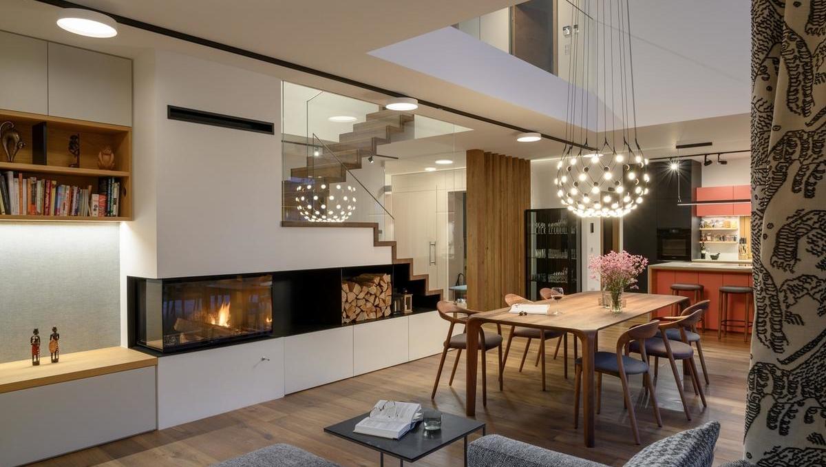 Lumar: kamin na drva v montažni hiši ni potreben, pričara pa vzdušje