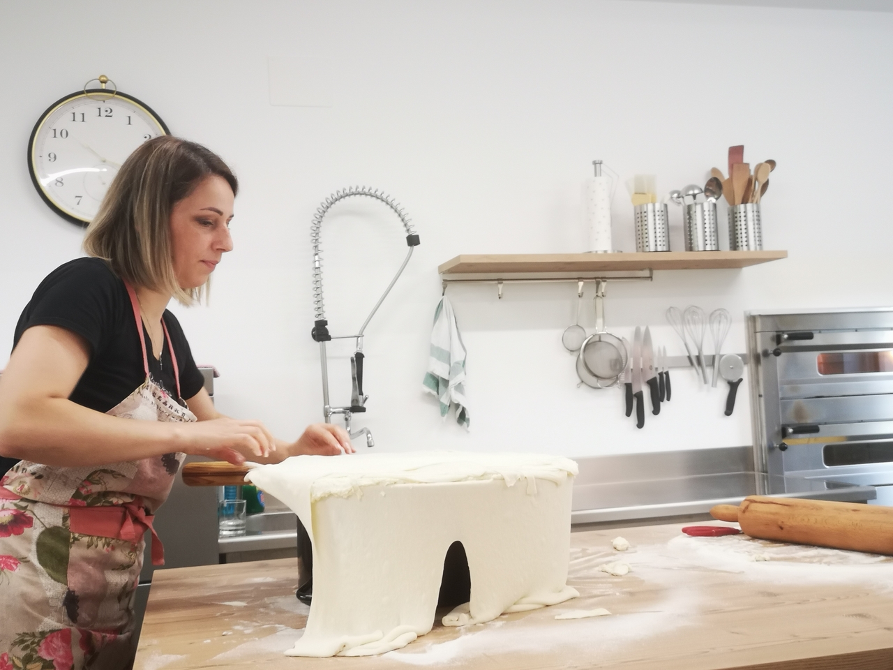 Mlad par dobro živi od sadjarstva in peke piškotov