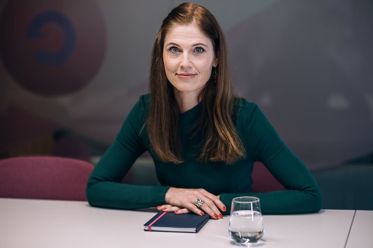 Agrovoltaika: Kako sončni paneli pomagajo kmetom in živalim