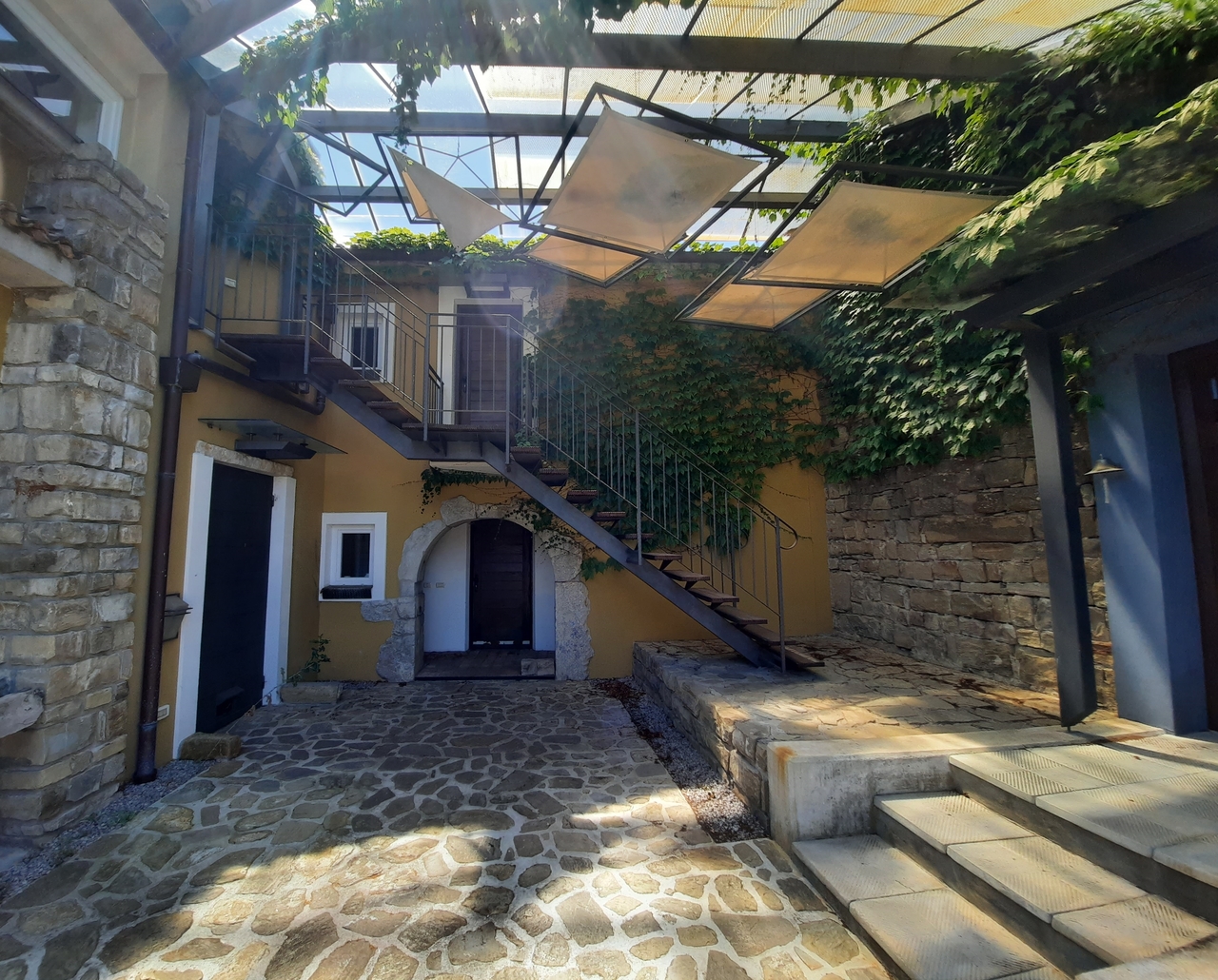 Koprska občina prodaja kontroverzno utrdbo, ki jo je na dražbi kupil ...