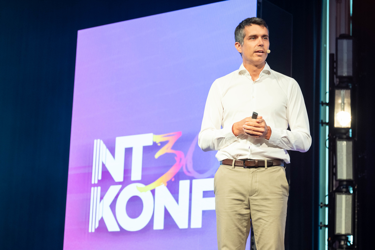 Umetna inteligenca kot nova revolucija: od Gutenberga do UI