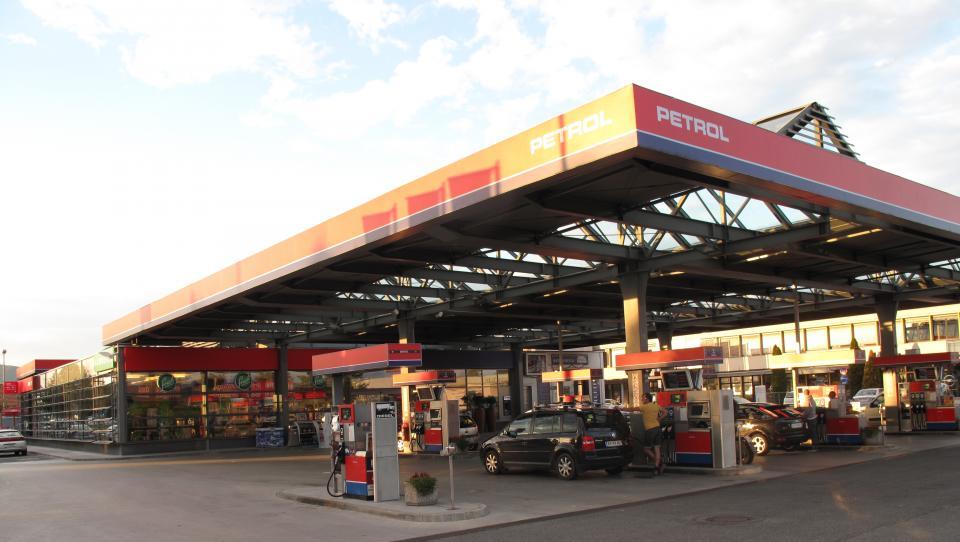 Petrol zaradi mile zime v četrtletju z nižjimi prihodki