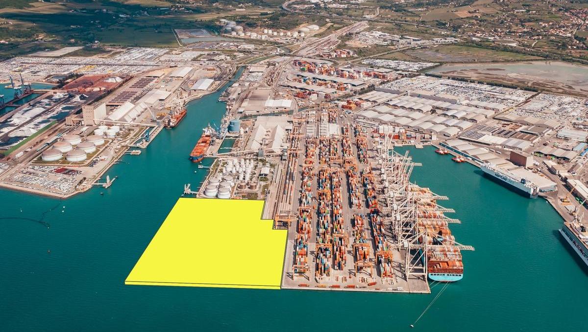 Samo ena ponudba za podaljšanje pomola v Luki Koper, cena pa kar 186 ...