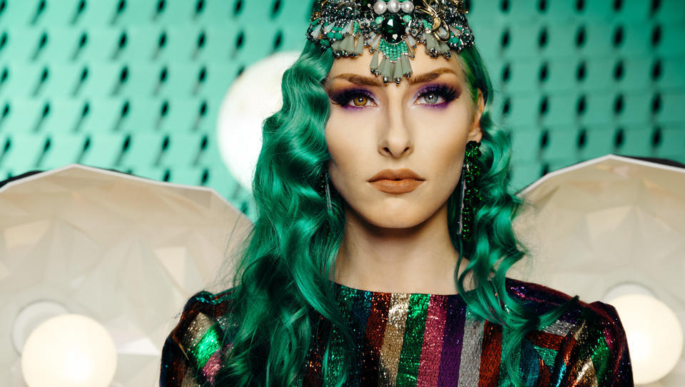 (finančna šola za najstnike) Raiven, pevka: Krediti za mene ne obstajajo!