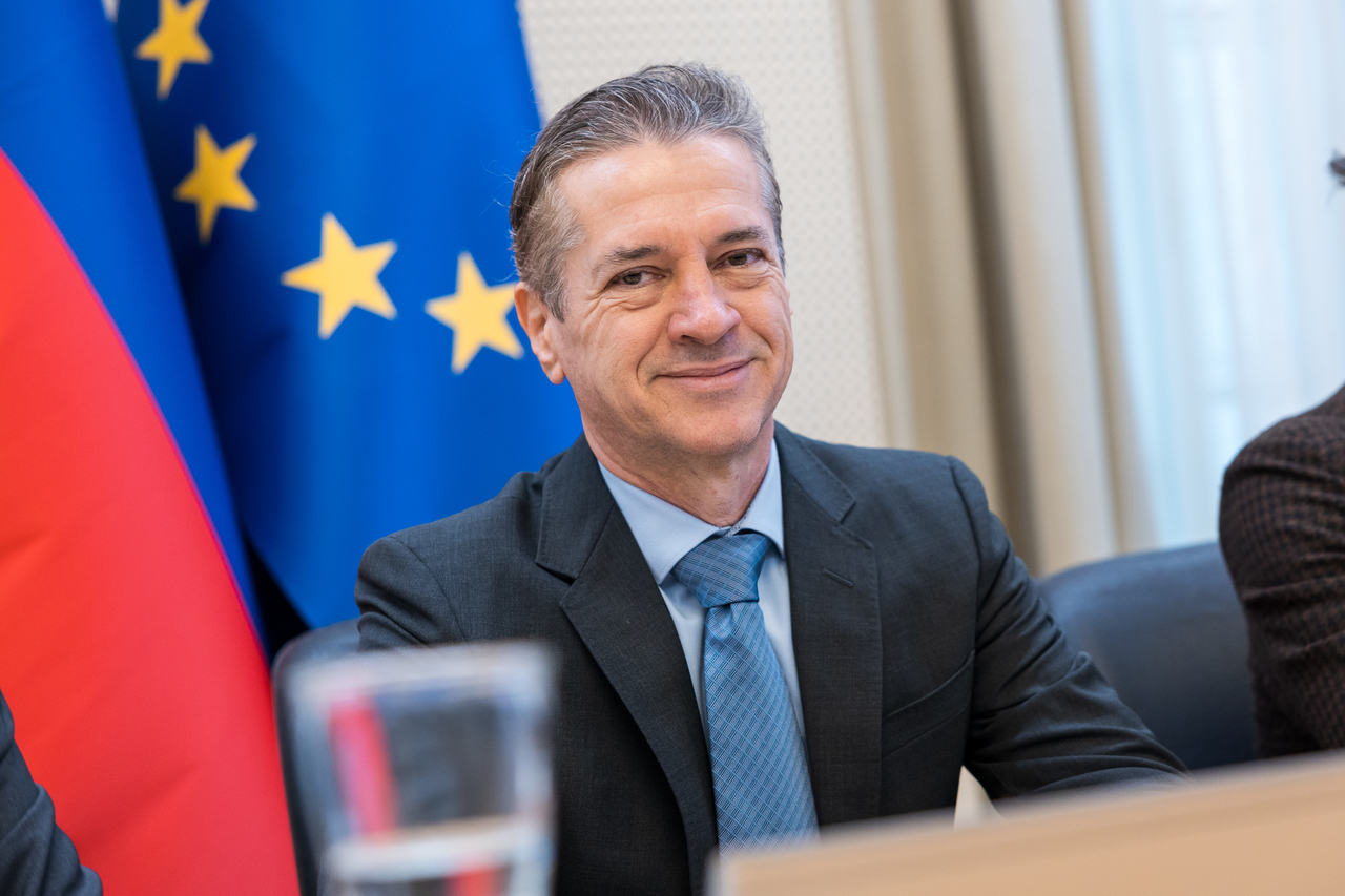 Vlada bi sebi in drugim funkcionarjem plače zvišala prek 40 odstotkov