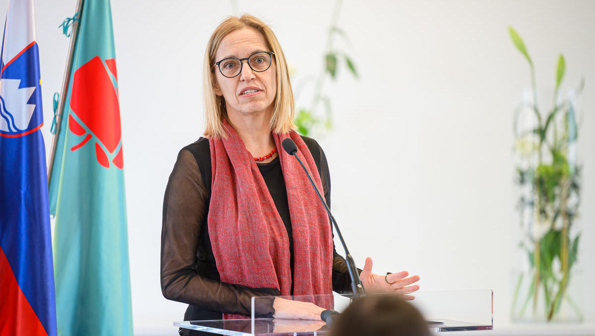 Kako ministrica za zdravje zavaja javnost o čakajočih pacientih