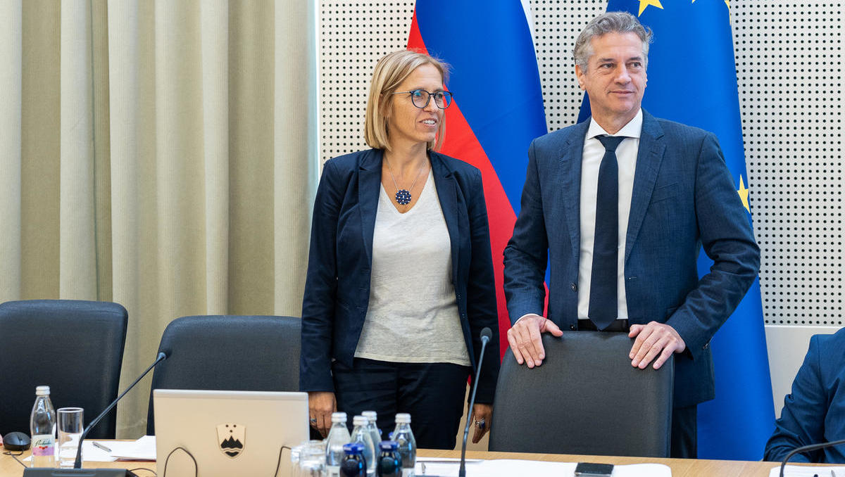 Zakaj že spet več denarja za klinična centra? Nesistemsko darilo vlade