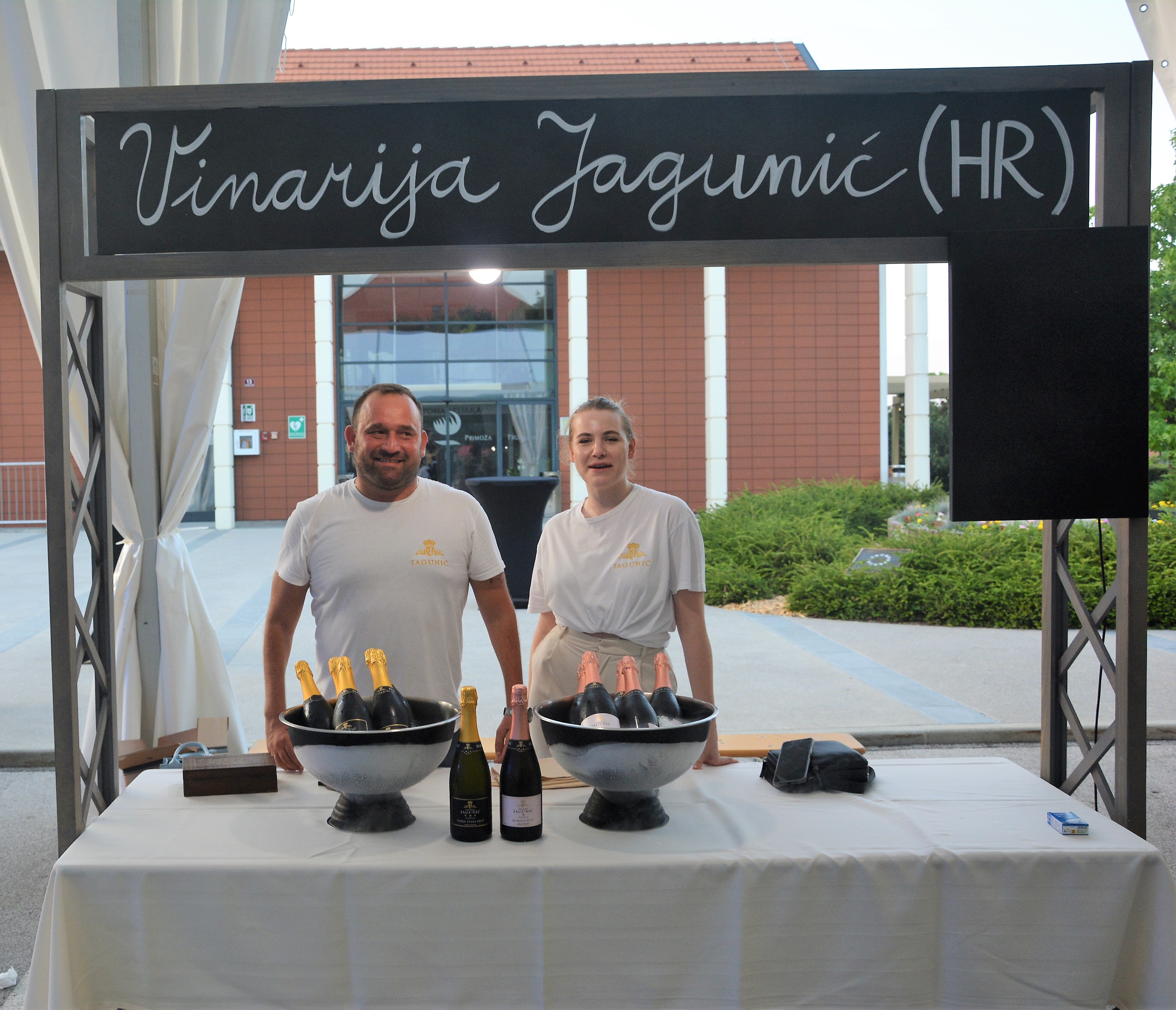 V eni noči se je stočilo krepko čez tisoč steklenic šentjernejskih ...