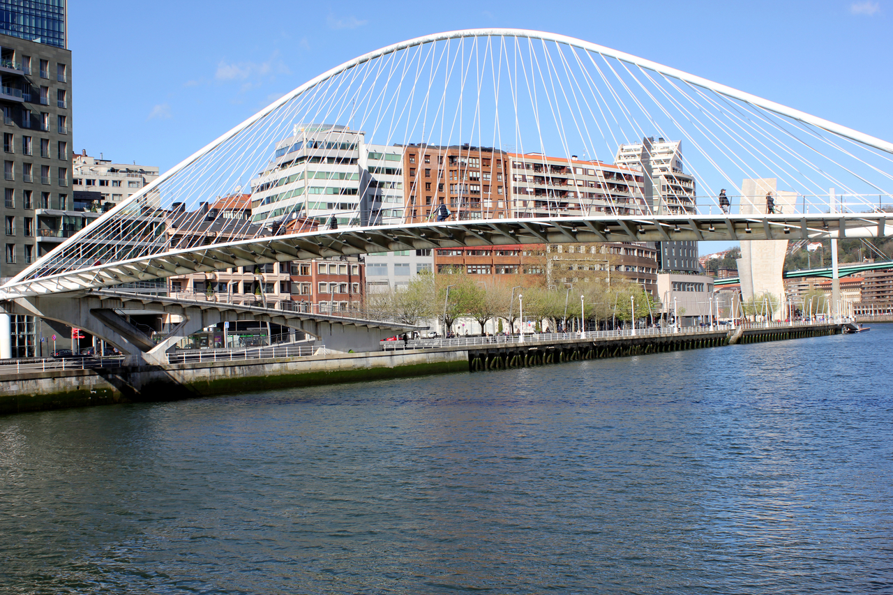 Bilbao: iz težavne zgodovine je zraslo moderno in živahno mesto