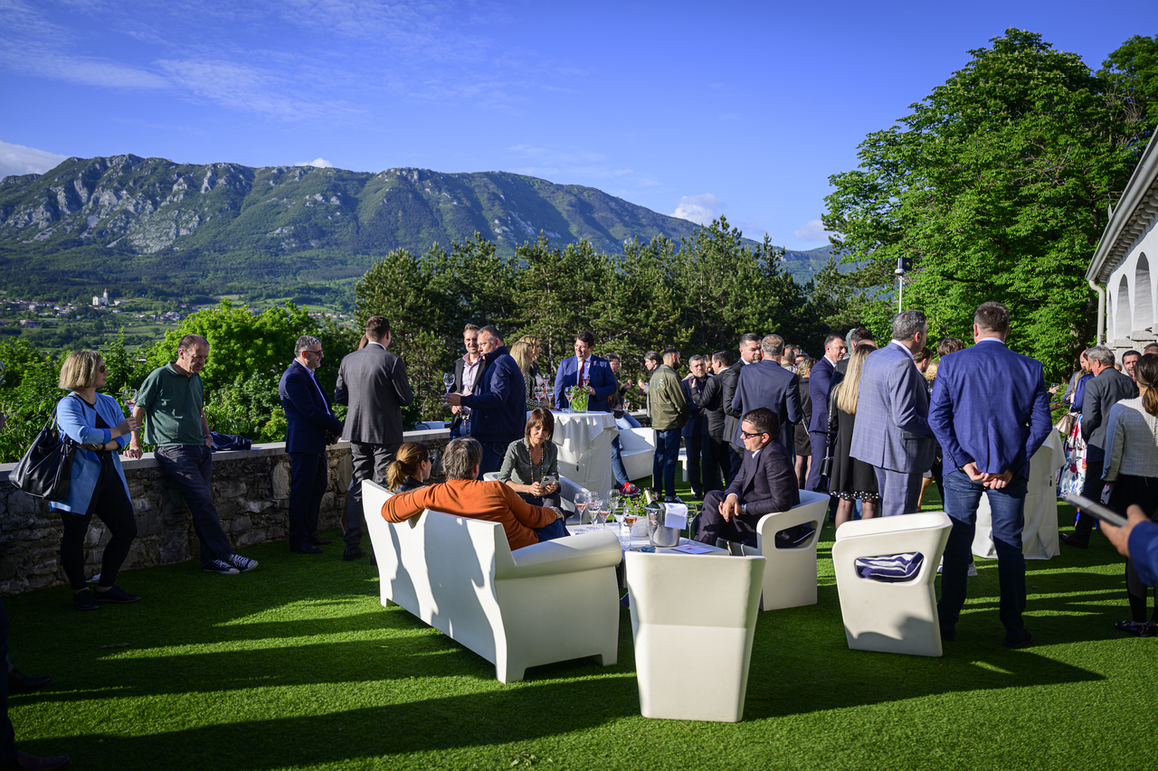 Na Zemonu diplomatsko-vinska ofenziva Tomaža Kavčiča