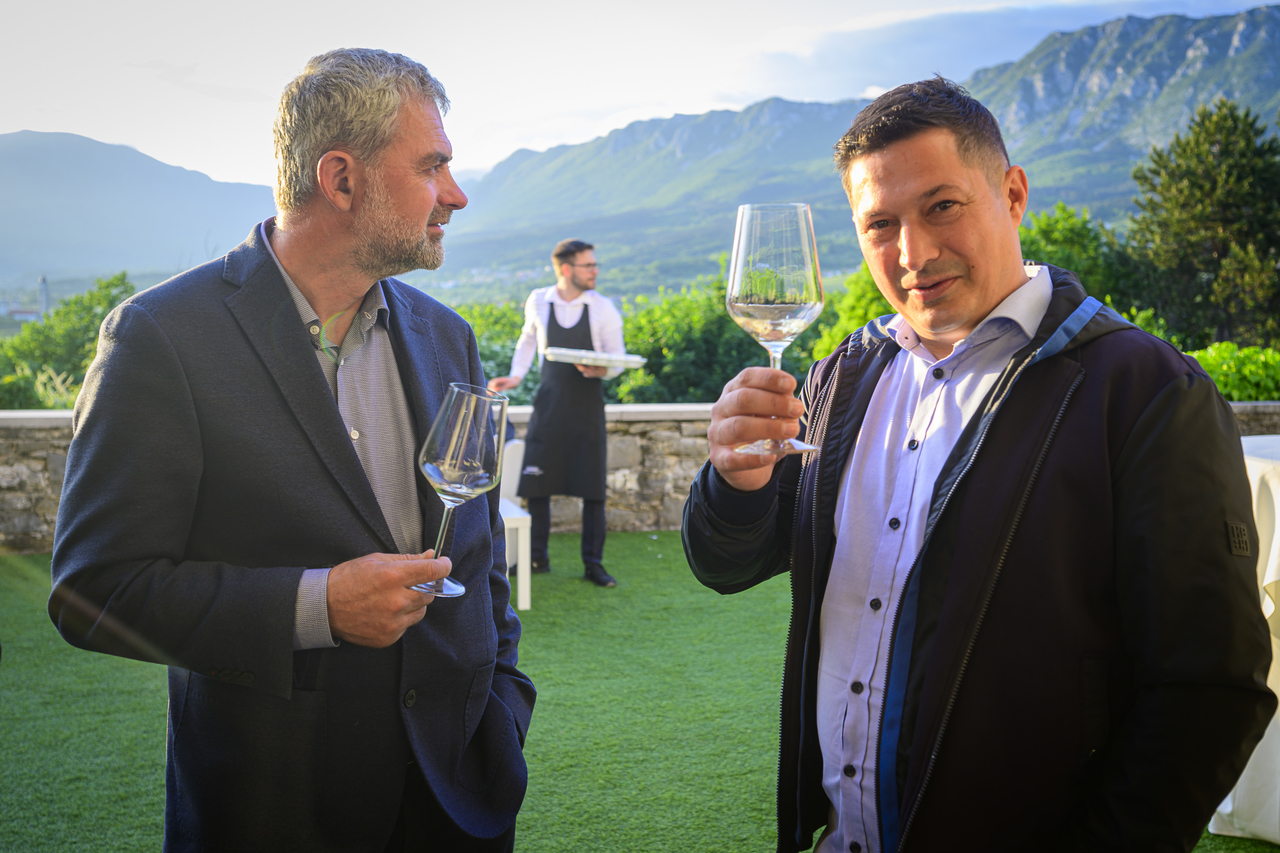 Na Zemonu diplomatsko-vinska ofenziva Tomaža Kavčiča