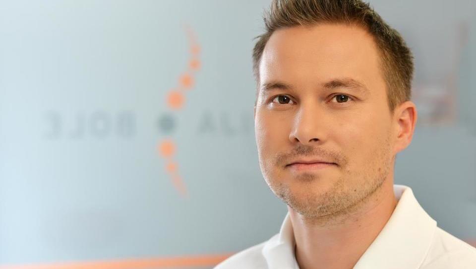 Intervju: Širi se epidemija bolečin v vratu