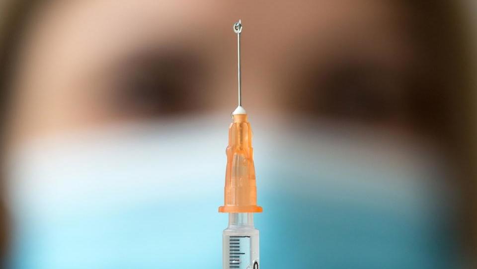 Imunost za SARS-CoV-2: pregled cepiv proti COVID-19 v kliničnem ...