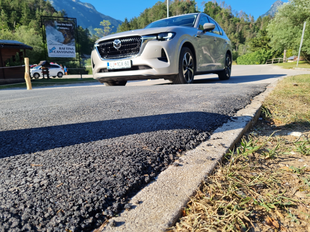 Uničen avtomobil – kdaj je krivec višja sila in kdaj lahko upate na ...