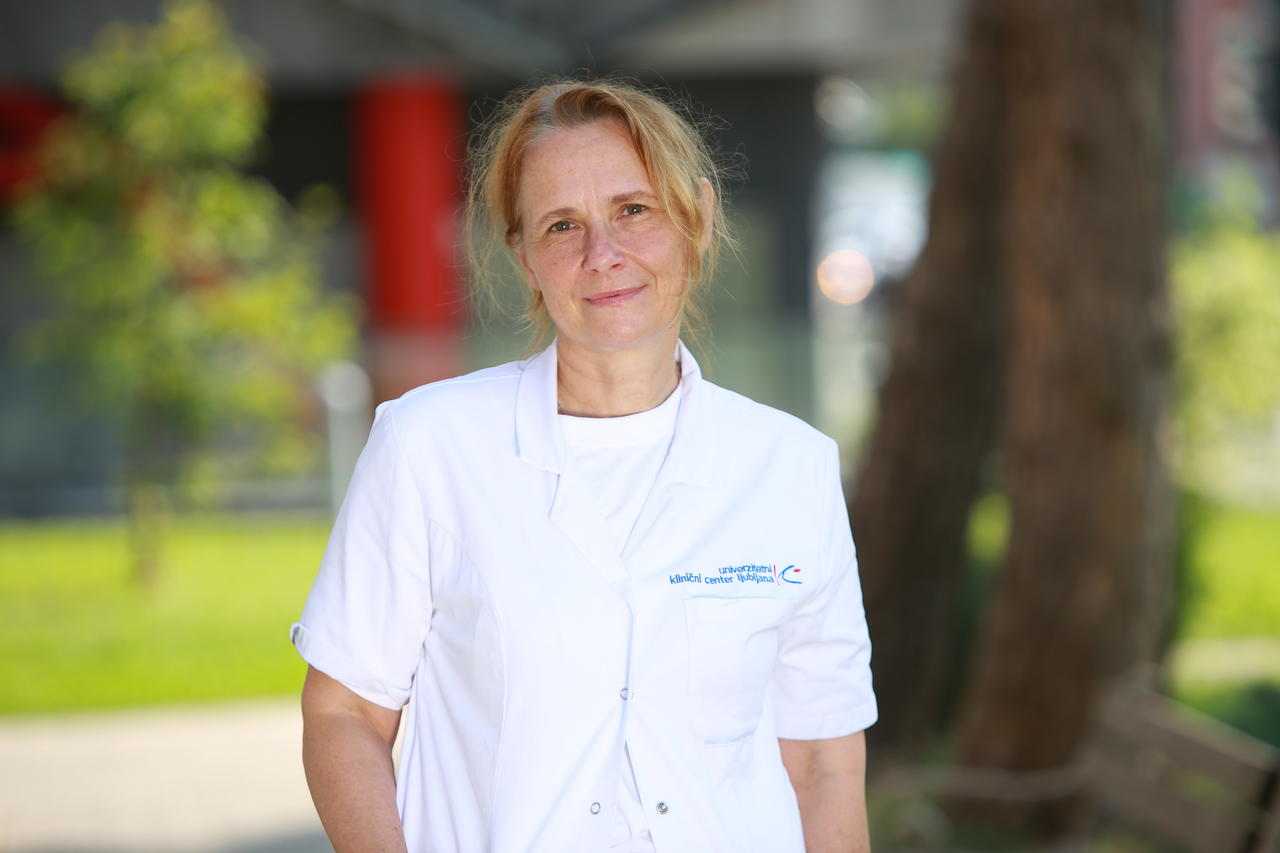 Izr. prof. dr. Katja Zaletel pojasnjuje: Kaj ima zdravljenje bolezni ščitnice skupnega z ...