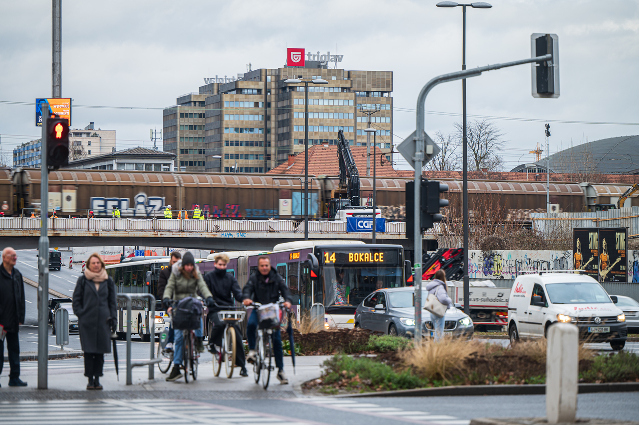 (foto) Presenetljivo prometno umirjen začetek zapore Dunajske ceste