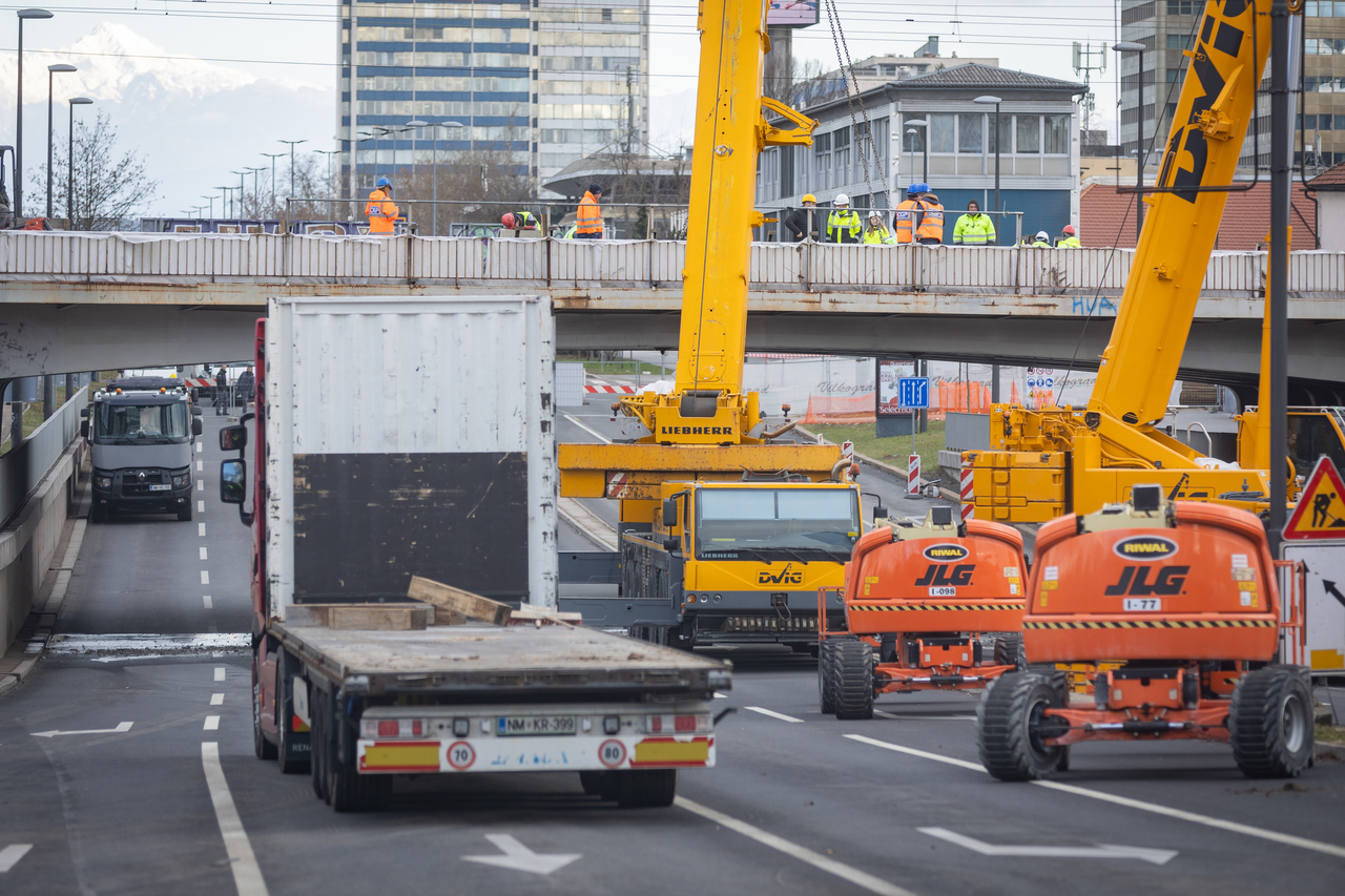 (foto) Presenetljivo prometno umirjen začetek zapore Dunajske ceste