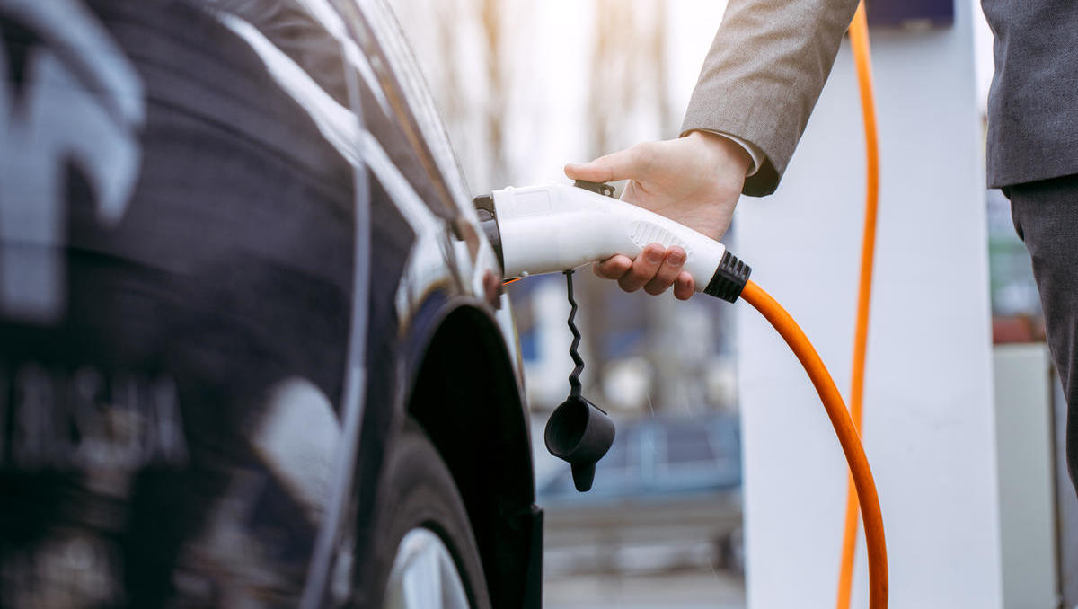 Nova usmeritev Golobove vlade: električni avti za vse, ne le za peščico