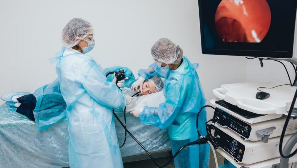 Kako hitro endoskopirati ob sumu na krvavitev iz zgornjih prebavil