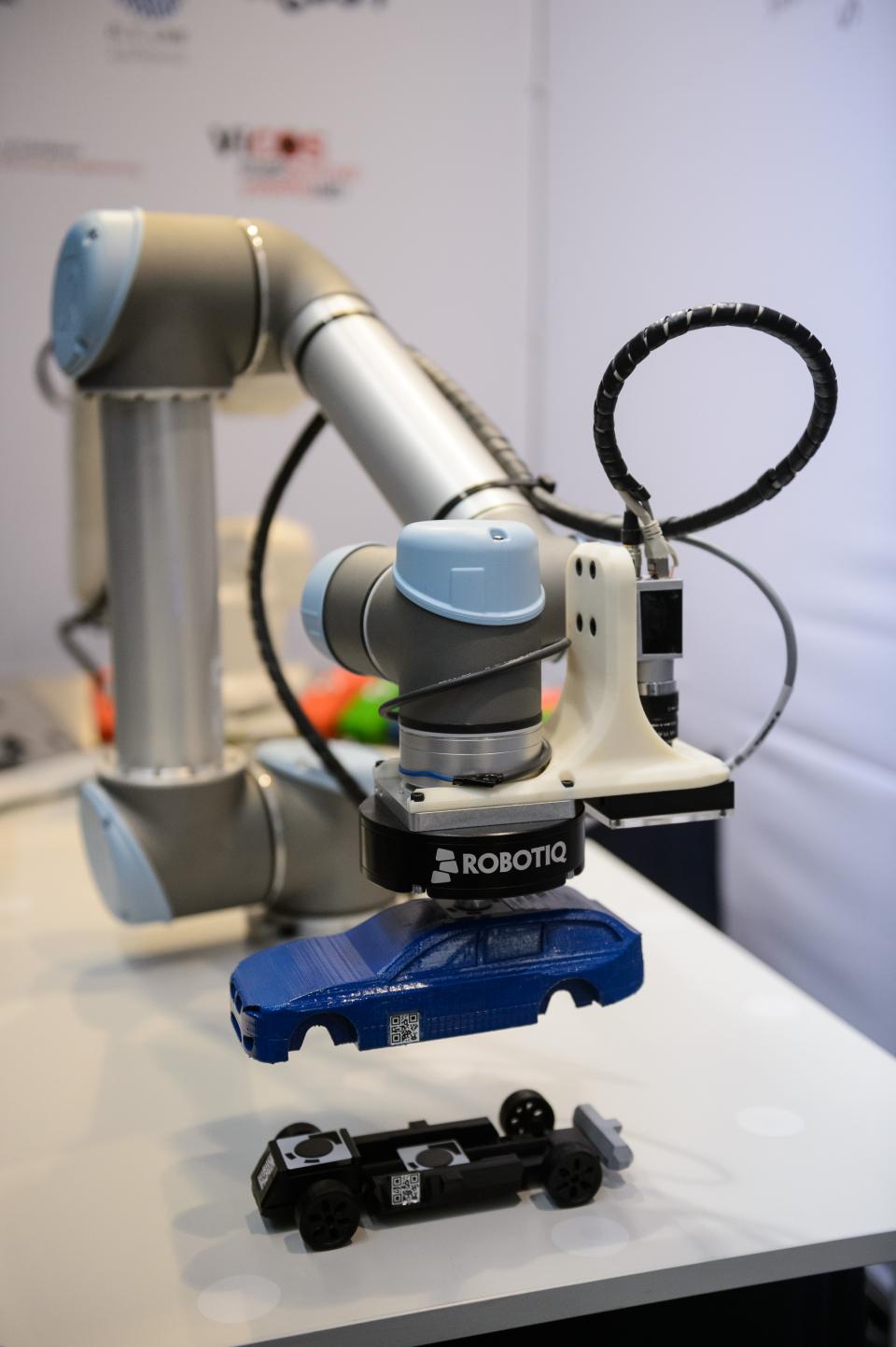 Roboti so tovarne že zavzeli, zdaj prihajajo k nam domov. Kaj vse ...