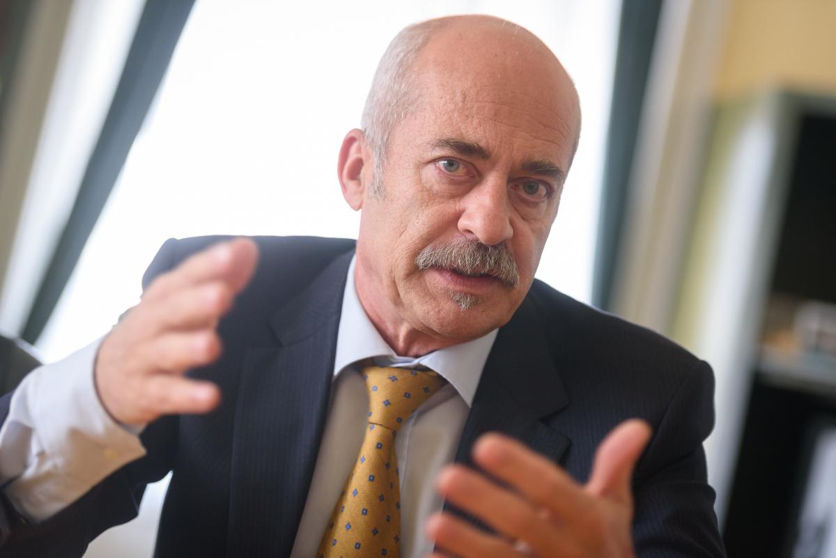 Vlada zamenjala svet NIJZ, bo odletel tudi Eržen?