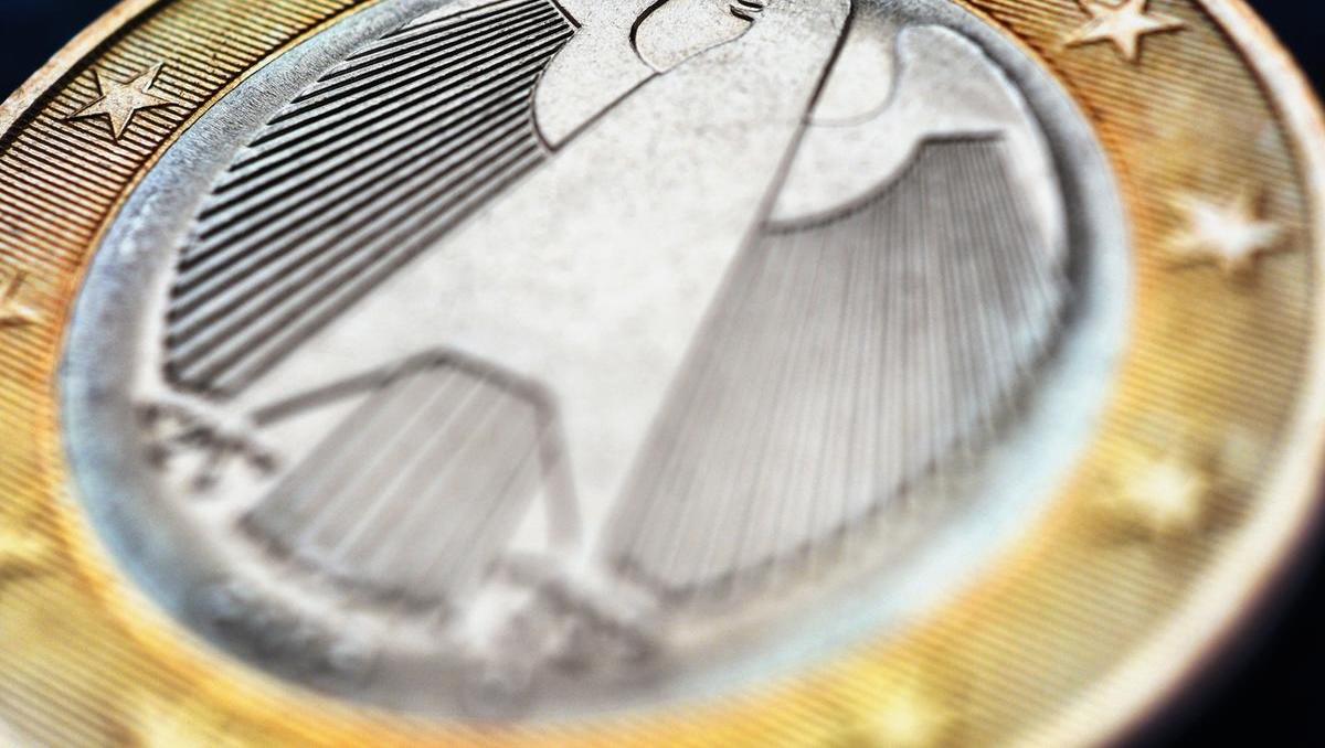 Bloomberg: Do kam lahko pade evro?