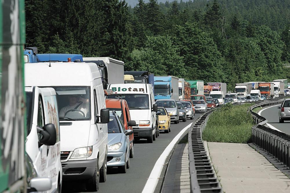 Pred Karavankami večkilometrski zastoj