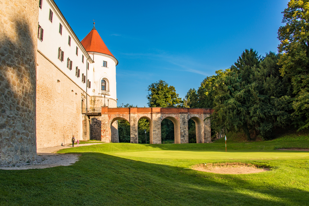 Golfska igrišča: Smlednik v roke Rusov, Petan išče kupca za Mokrice ...