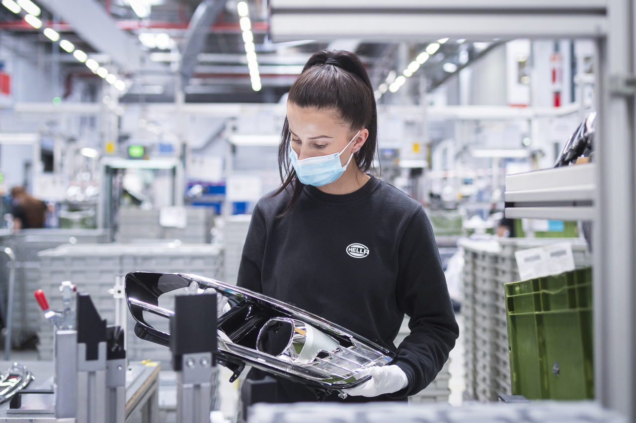 Im Unternehmen Hella Saturnus Slovenija werden Scheinwerfer u. a. für ...