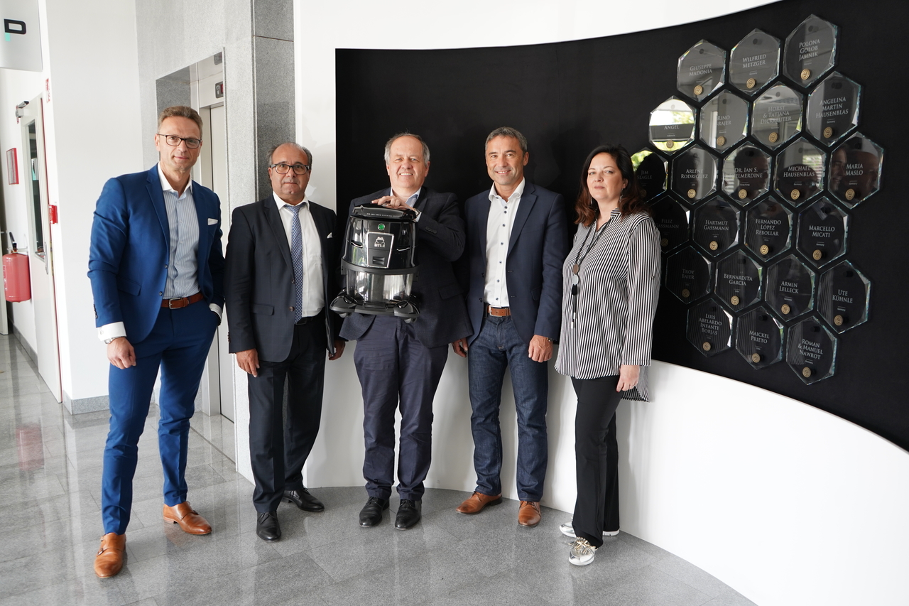 Kaj vse vam lahko pomaga do bolj tesnega sodelovanju s kupci in lažjega ...